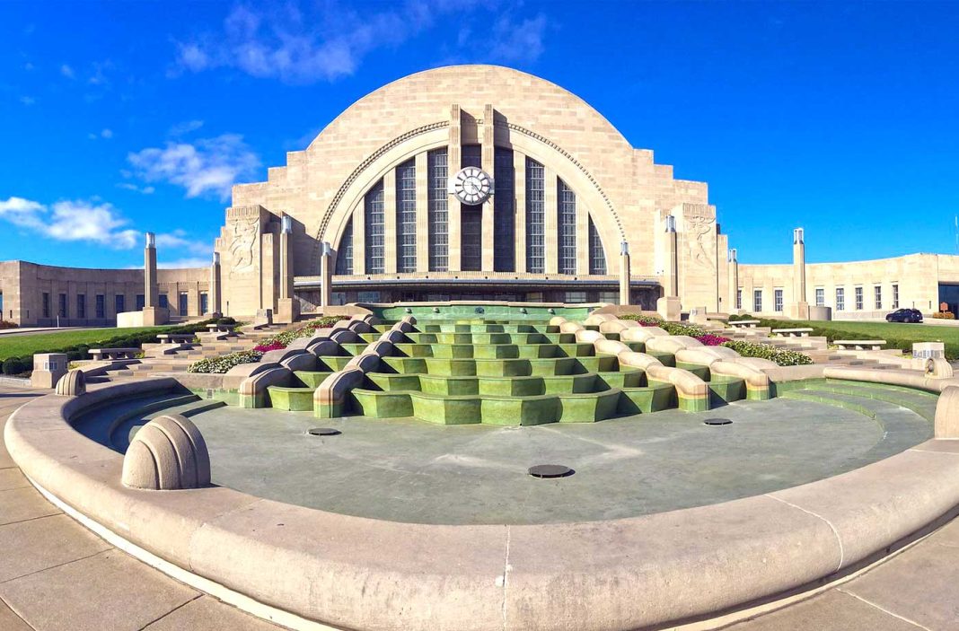Cincinnati Uncovered: A Traveler's Guide to Ohio's Cultural Treasure ...