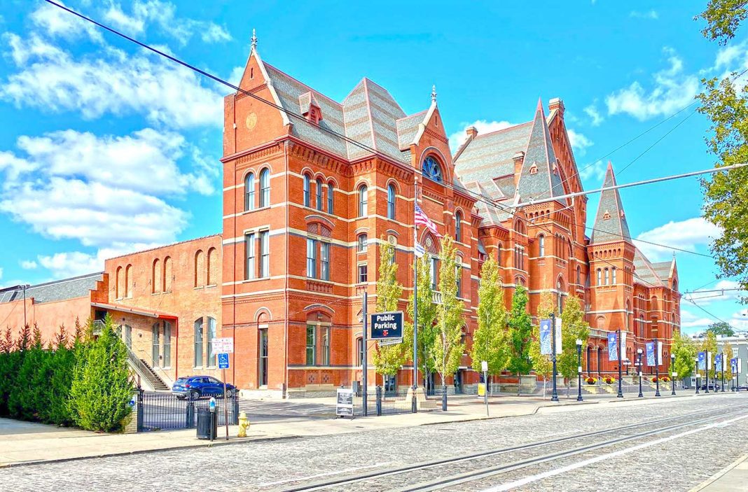 Cincinnati Uncovered: A Traveler's Guide to Ohio's Cultural Treasure ...